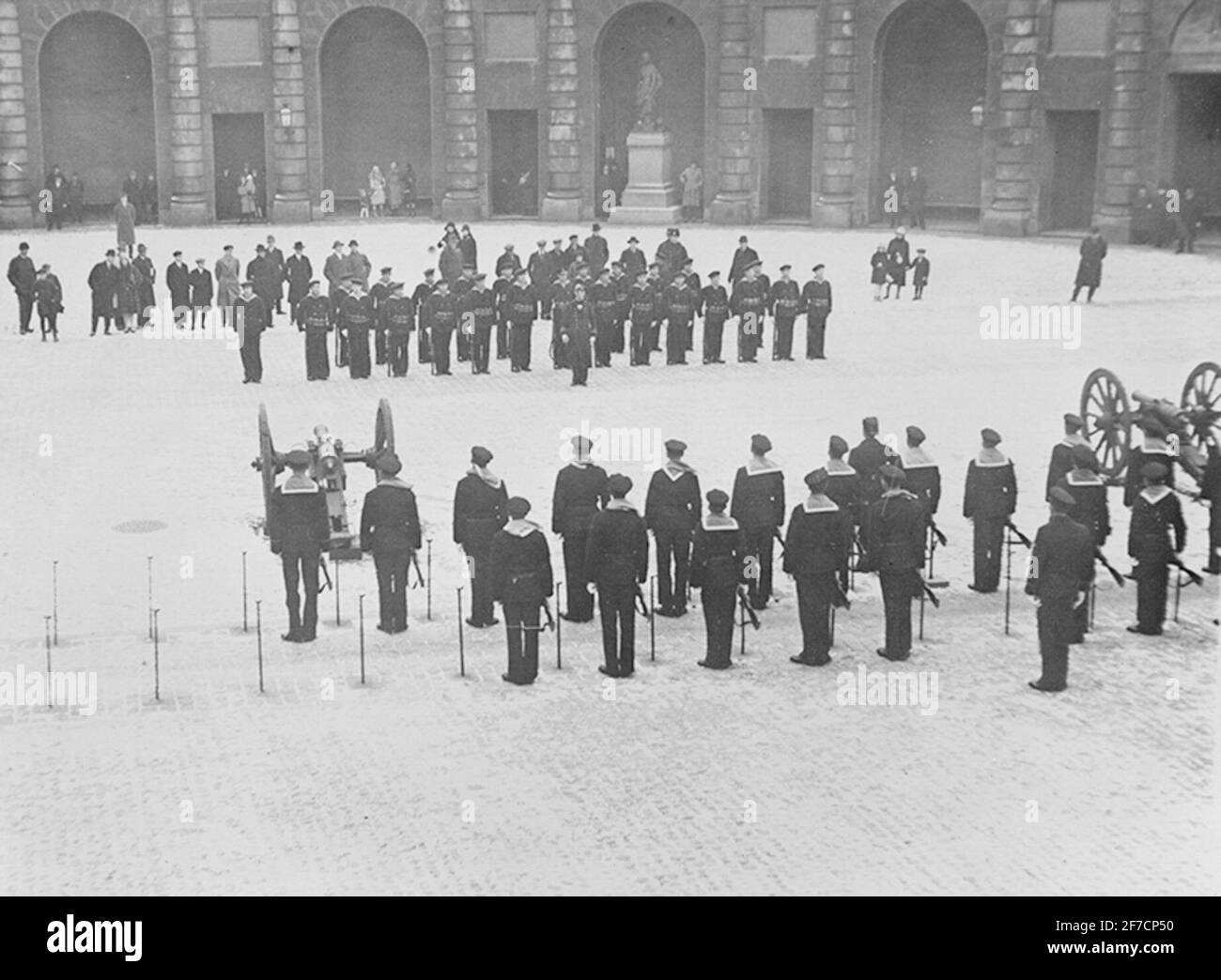 The Navy goes high guard at the Royal Palace in the Stockholm Navy goes ...