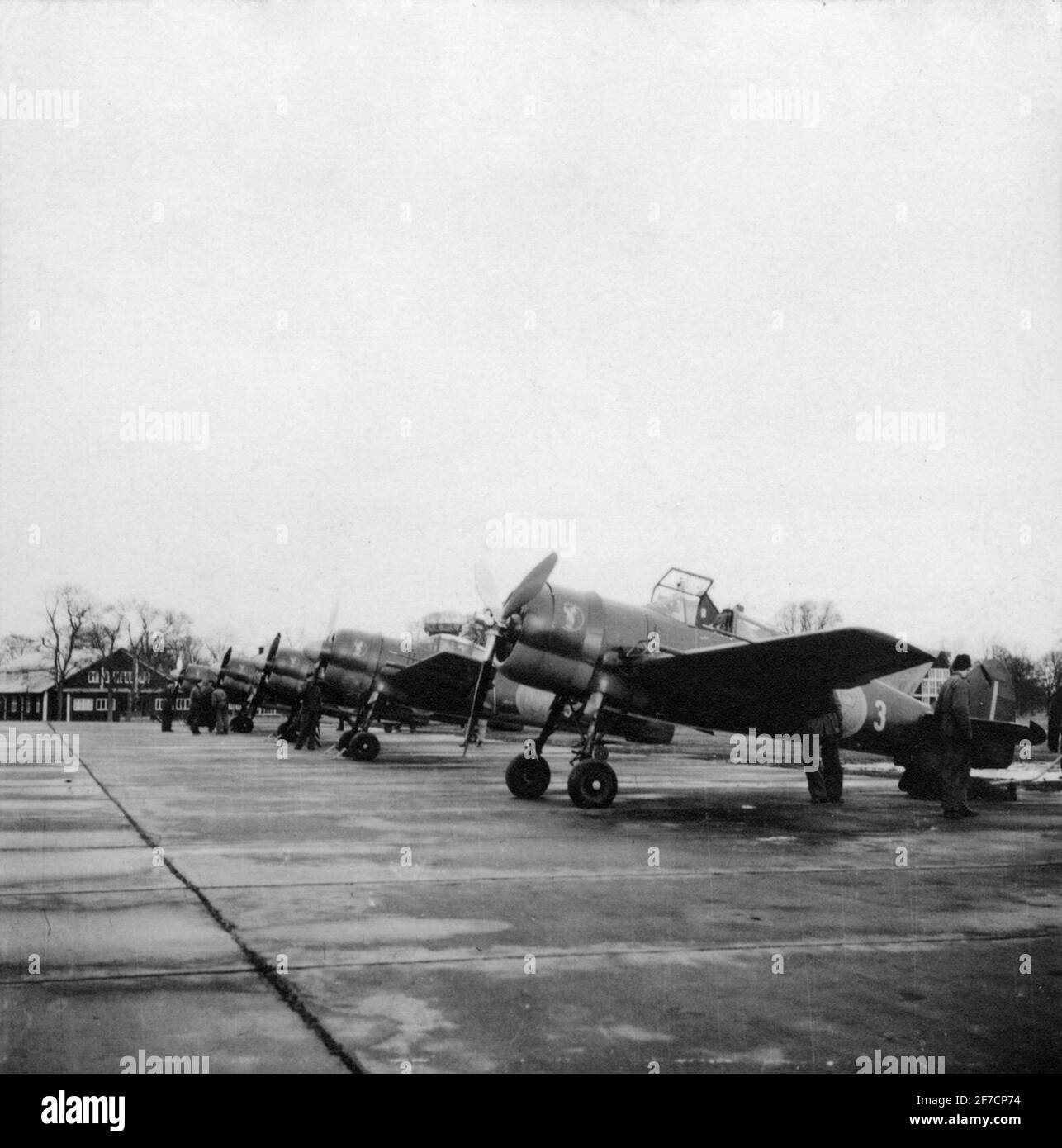 Five aircraft J 22 lined up on F 3, 1949 . Five aircraft J 22 lined up ...