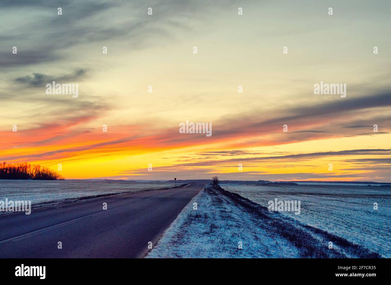Sunrise over field red white hi-res stock photography and images - Alamy