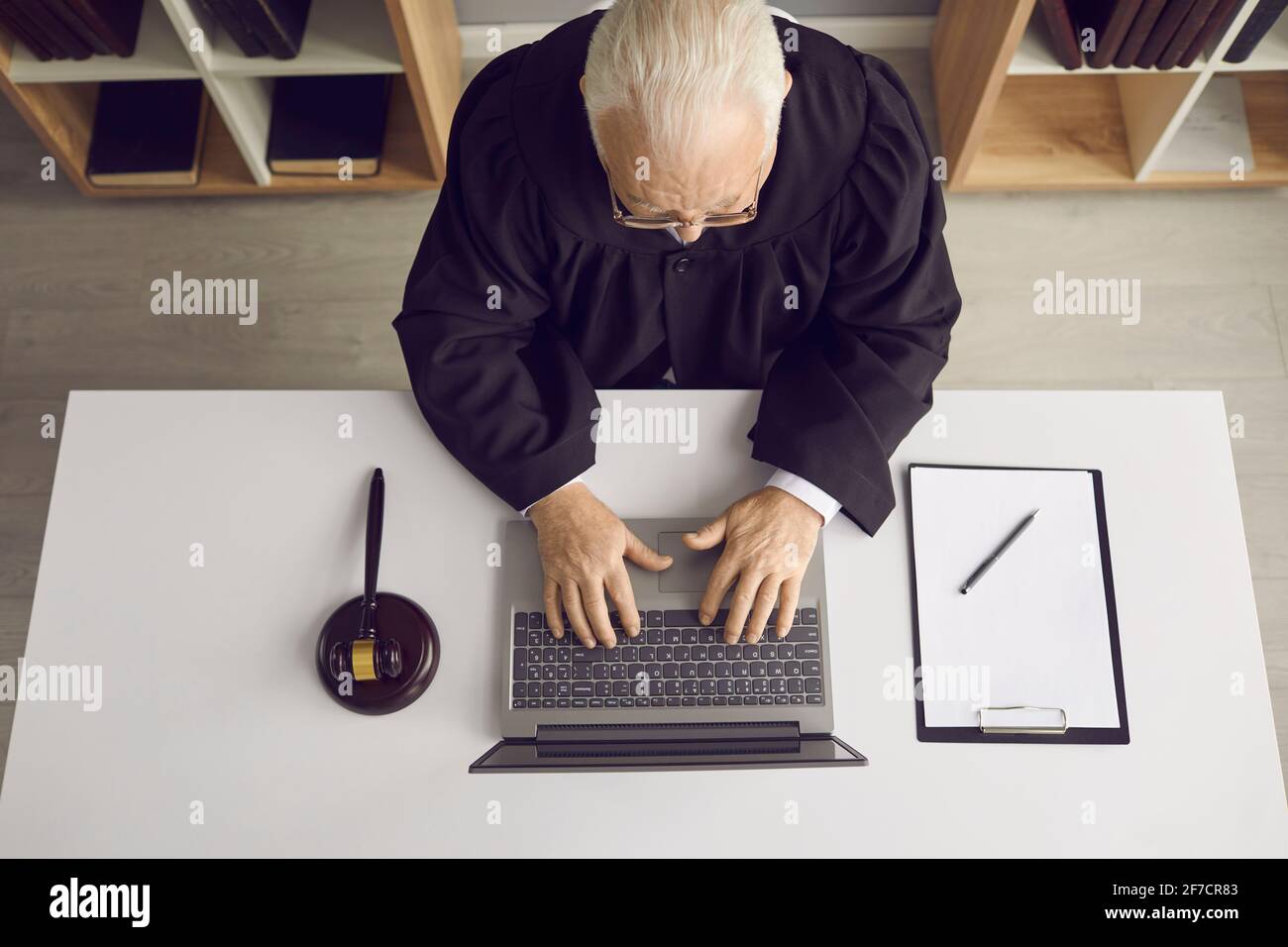 Giving information and advice hi-res stock photography and images - Alamy