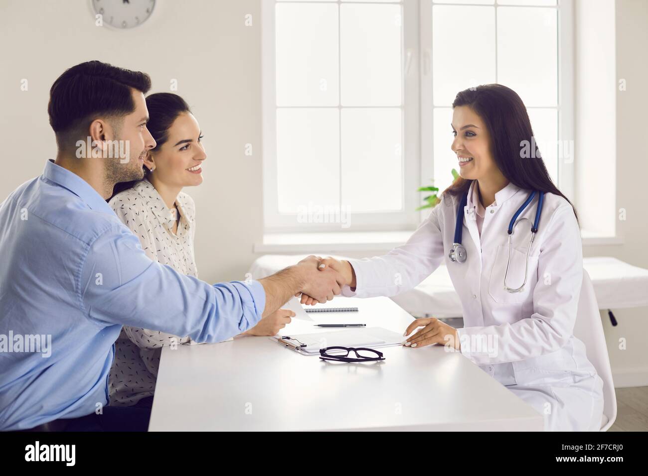 Man woman shake hands reception hi-res stock photography and images - Alamy