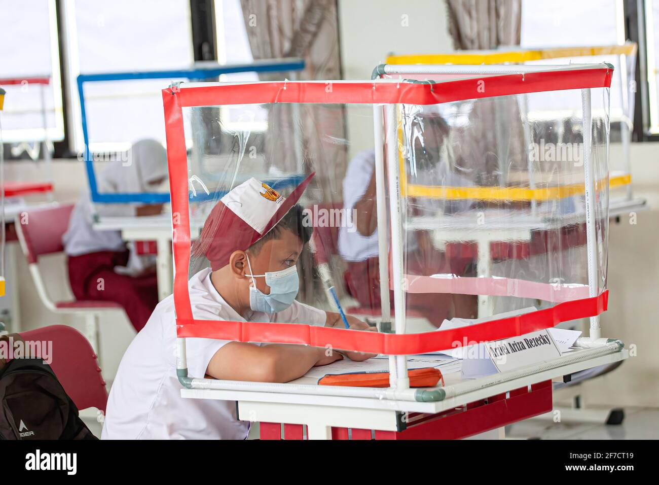 Covid 19 plastic cubicles hi-res stock photography and images - Alamy