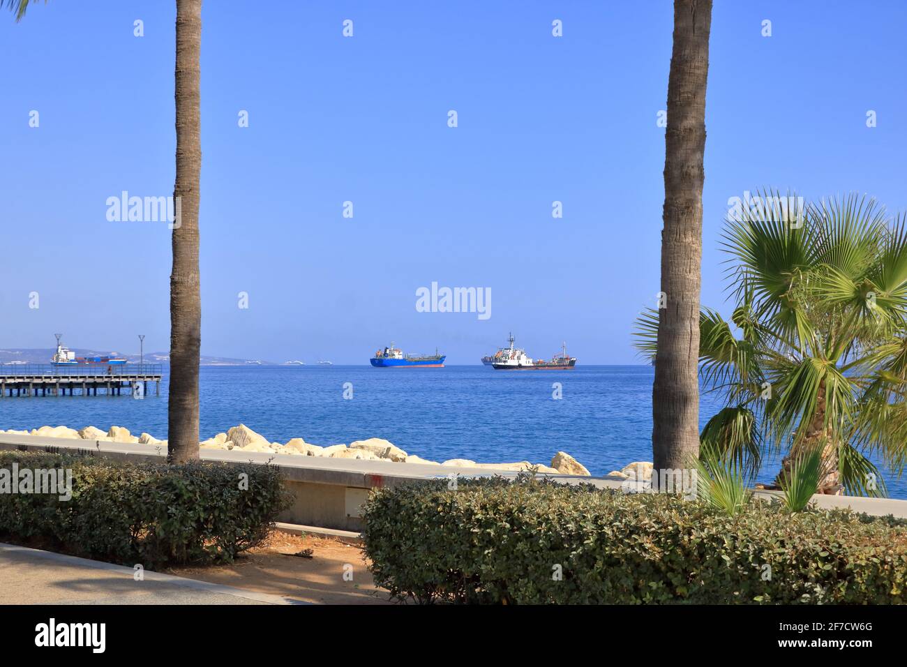 Container ships waiting in sea hi-res stock photography and images - Alamy
