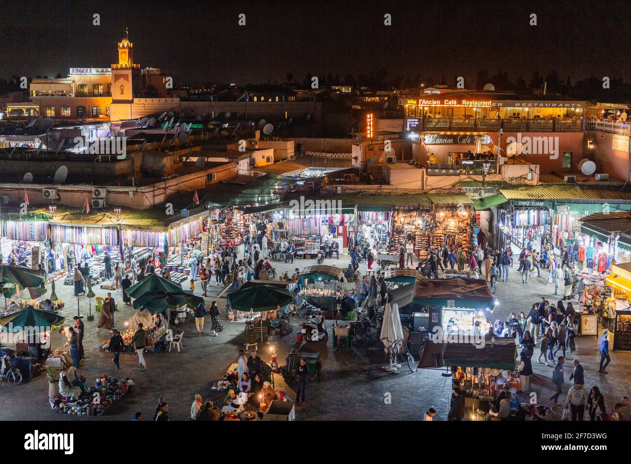 Djemaa el-Fna, the famous market in Marrakech at night - Traveling ...
