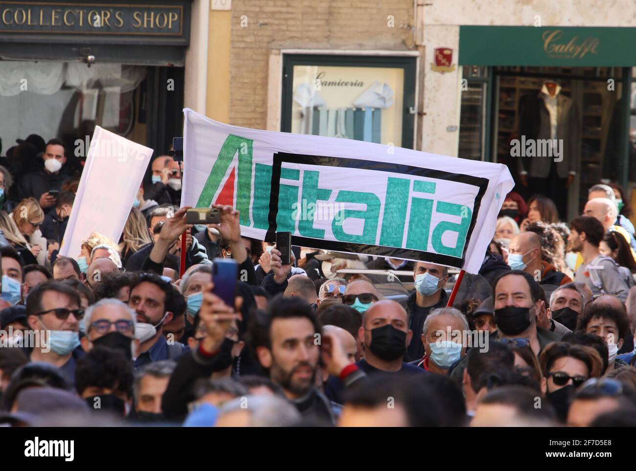 Rome, Italy. 06th Apr, 2021. Rome, Demonstration of street vendors ...