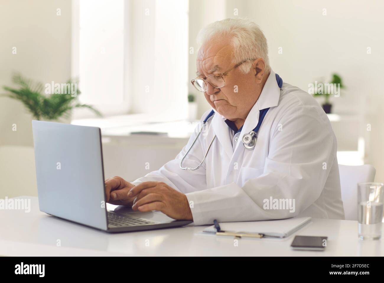 Doctor computer data hi-res stock photography and images - Alamy