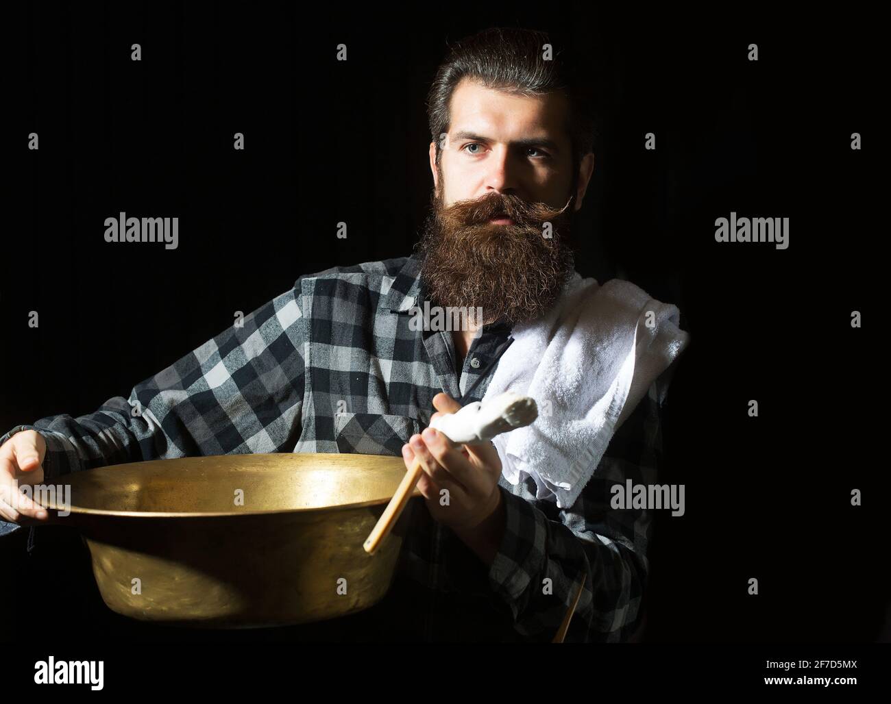 Bearded barber man in retro barber shop. Vintage barber. Vintage ...