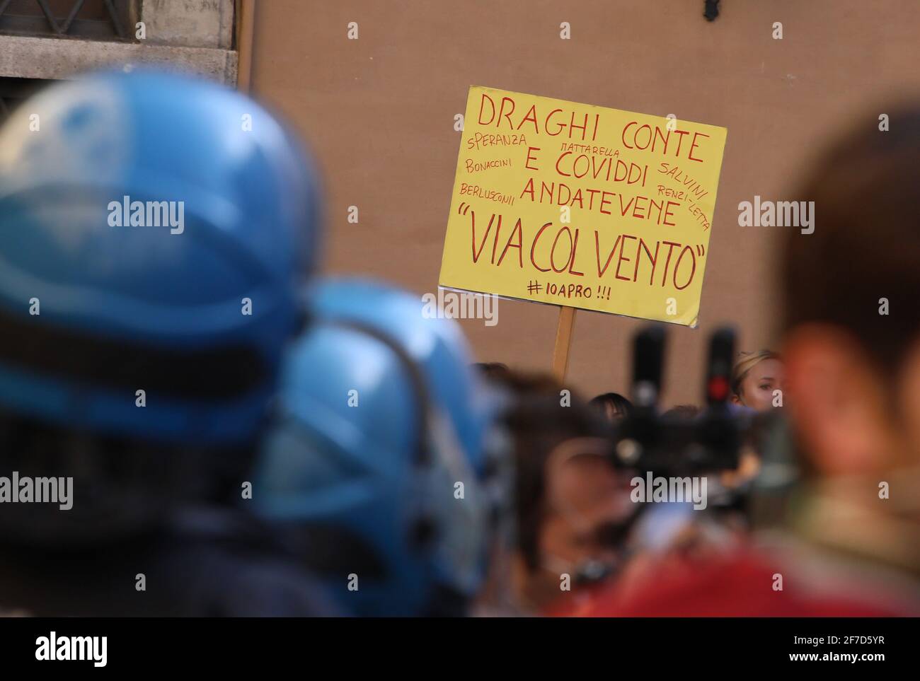 Rome, Italy. 06th Apr, 2021. Rome, Demonstration of street vendors ...