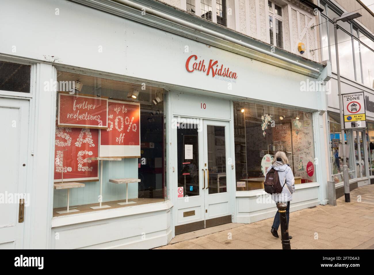 Closed high street shopfront hi-res stock photography and images - Alamy