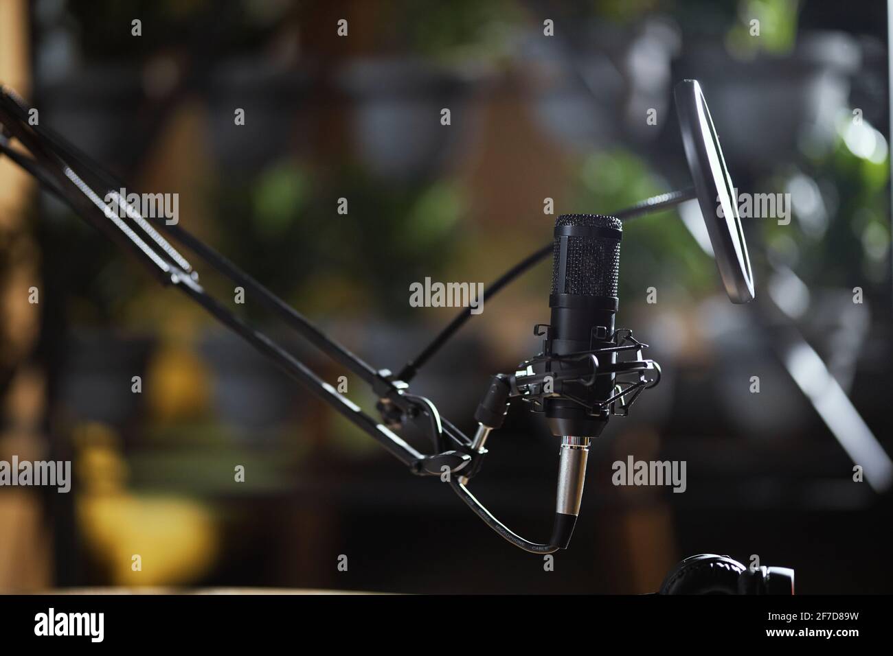 Recording studio singing hi-res stock photography and images - Alamy