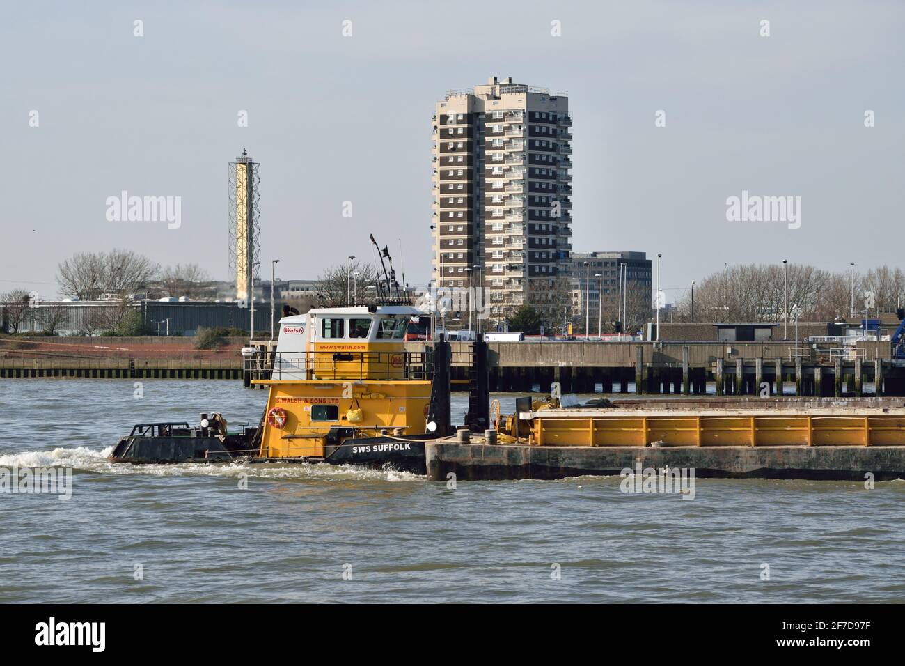 Pusher tug with a loaded hopper barge heading down the River Thames in ...