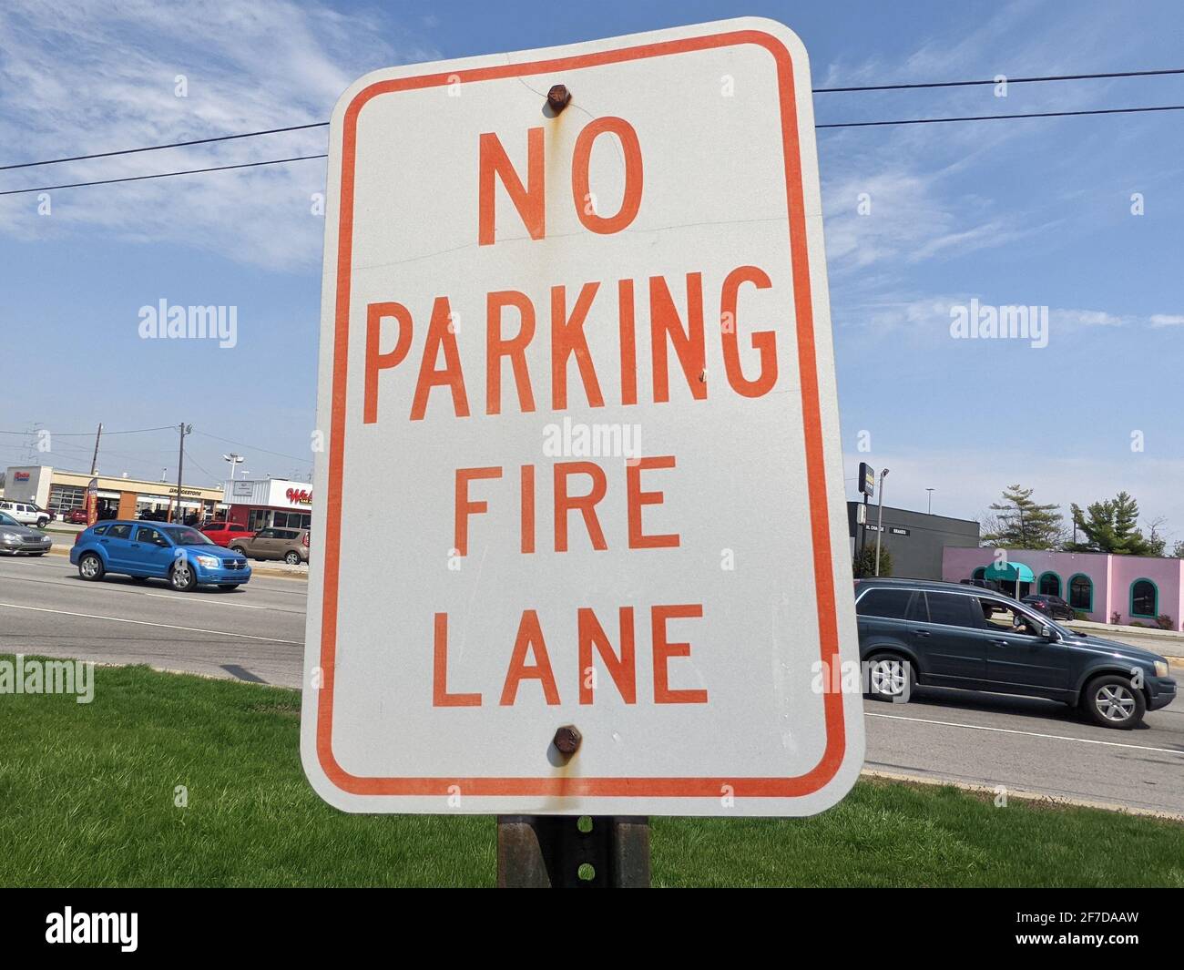 No Parking Fire Lane Signage Stock Photo - Alamy