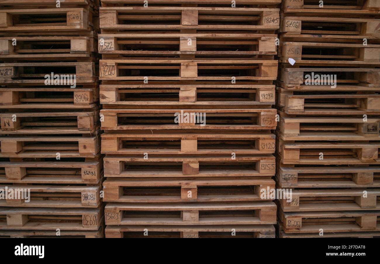 Stacks of wooden shipping cargo pallet Stock Photo - Alamy