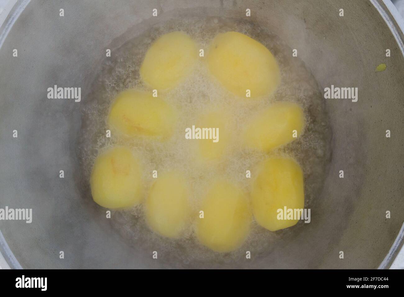 Cauldron boiling oil hi-res stock photography and images - Alamy