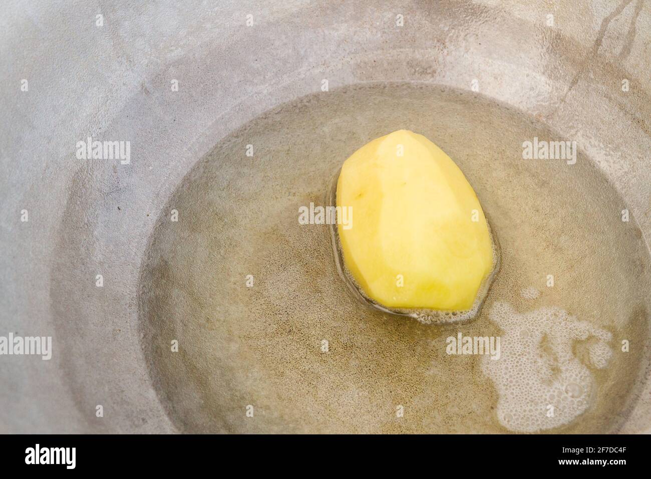 Cauldron boiling oil hi-res stock photography and images - Alamy