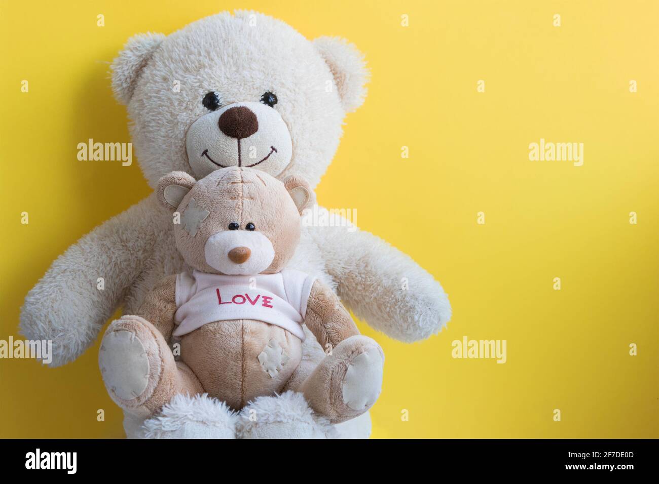 Yellow teddy bear hi-res stock photography and images - Alamy