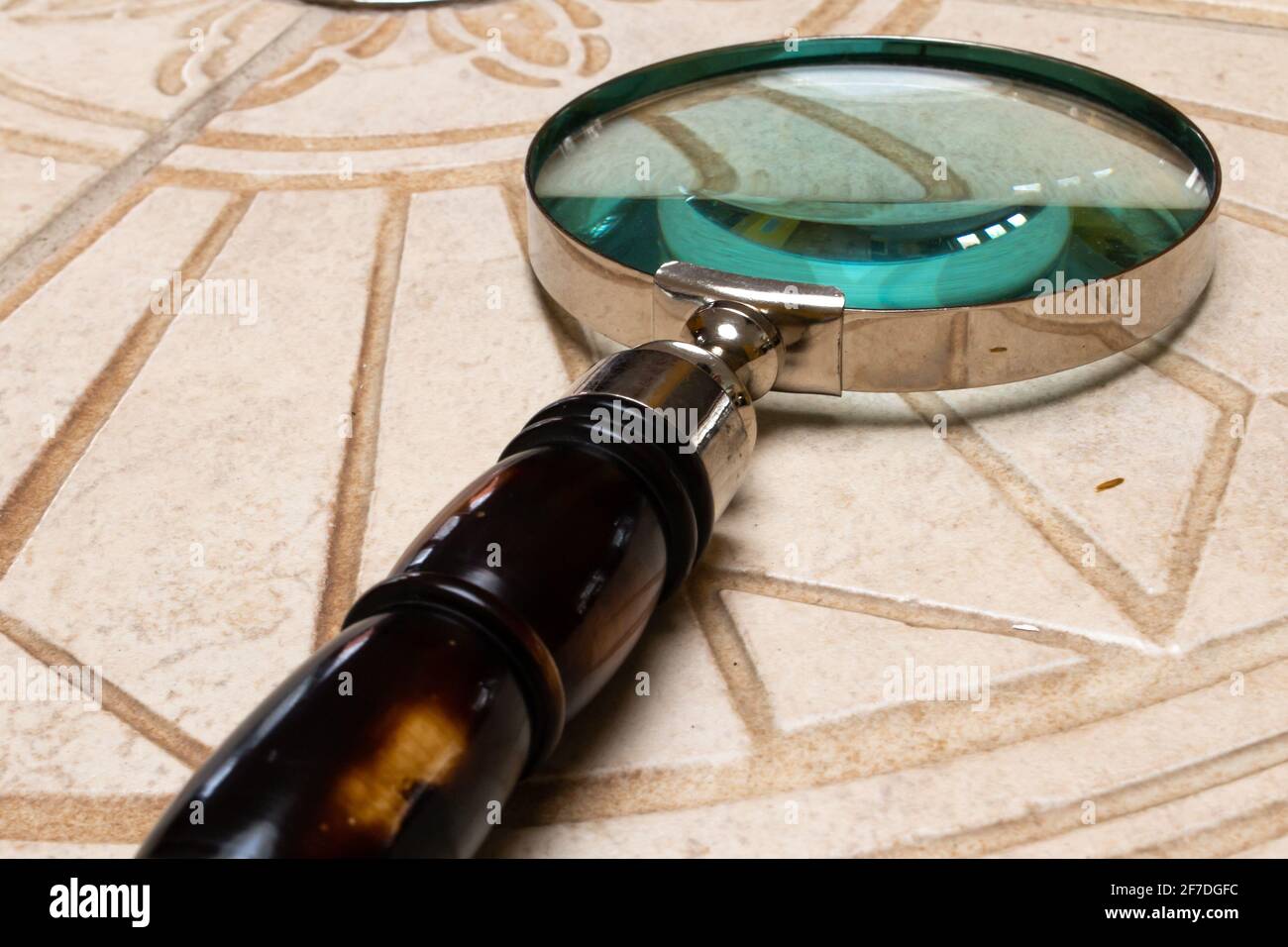 Vintage magnifying glass hi-res stock photography and images - Alamy