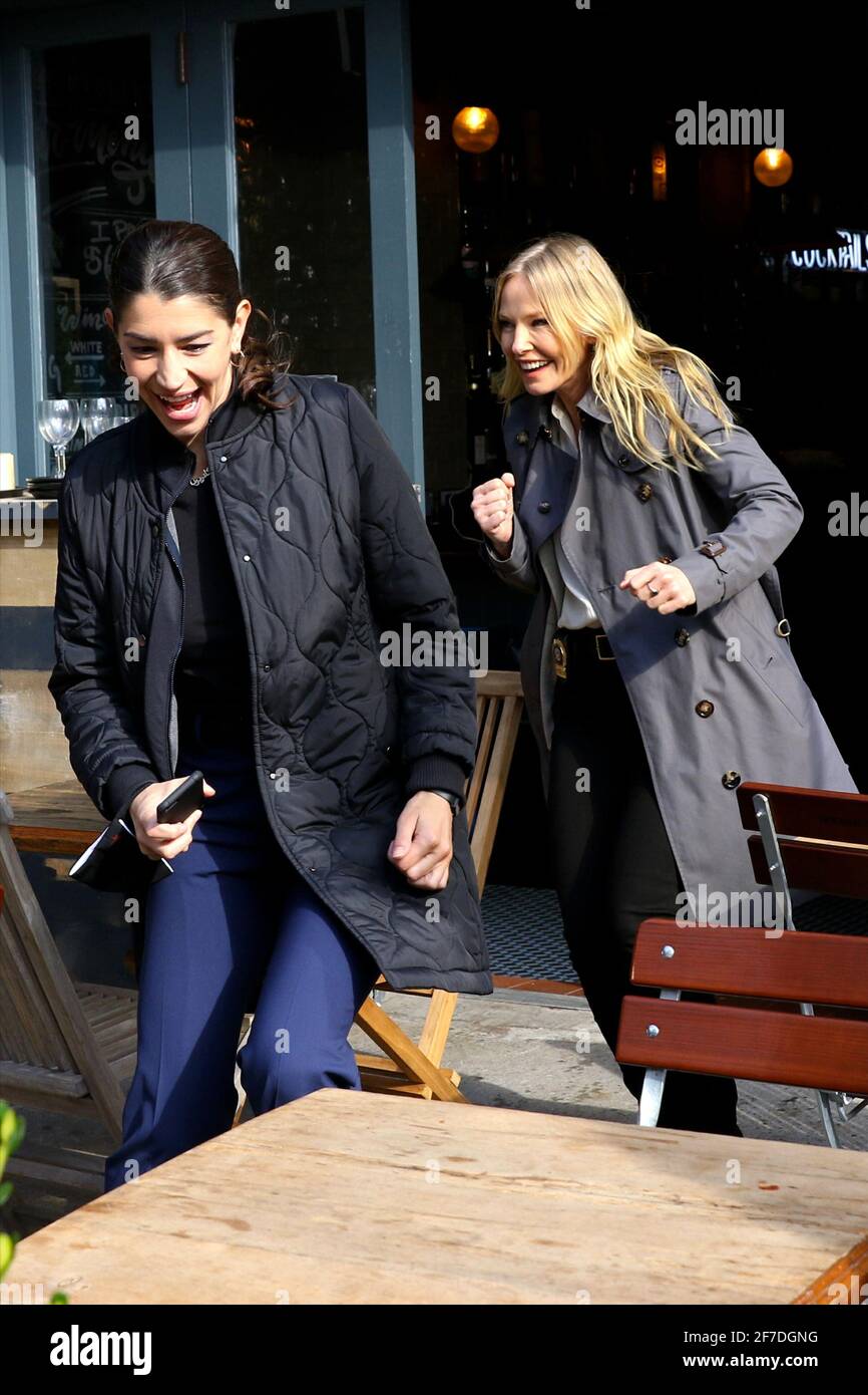 New York - NY - 20201019 Kelli Giddish and Jamie Gray Hyder pictured filming at the "Law and ...