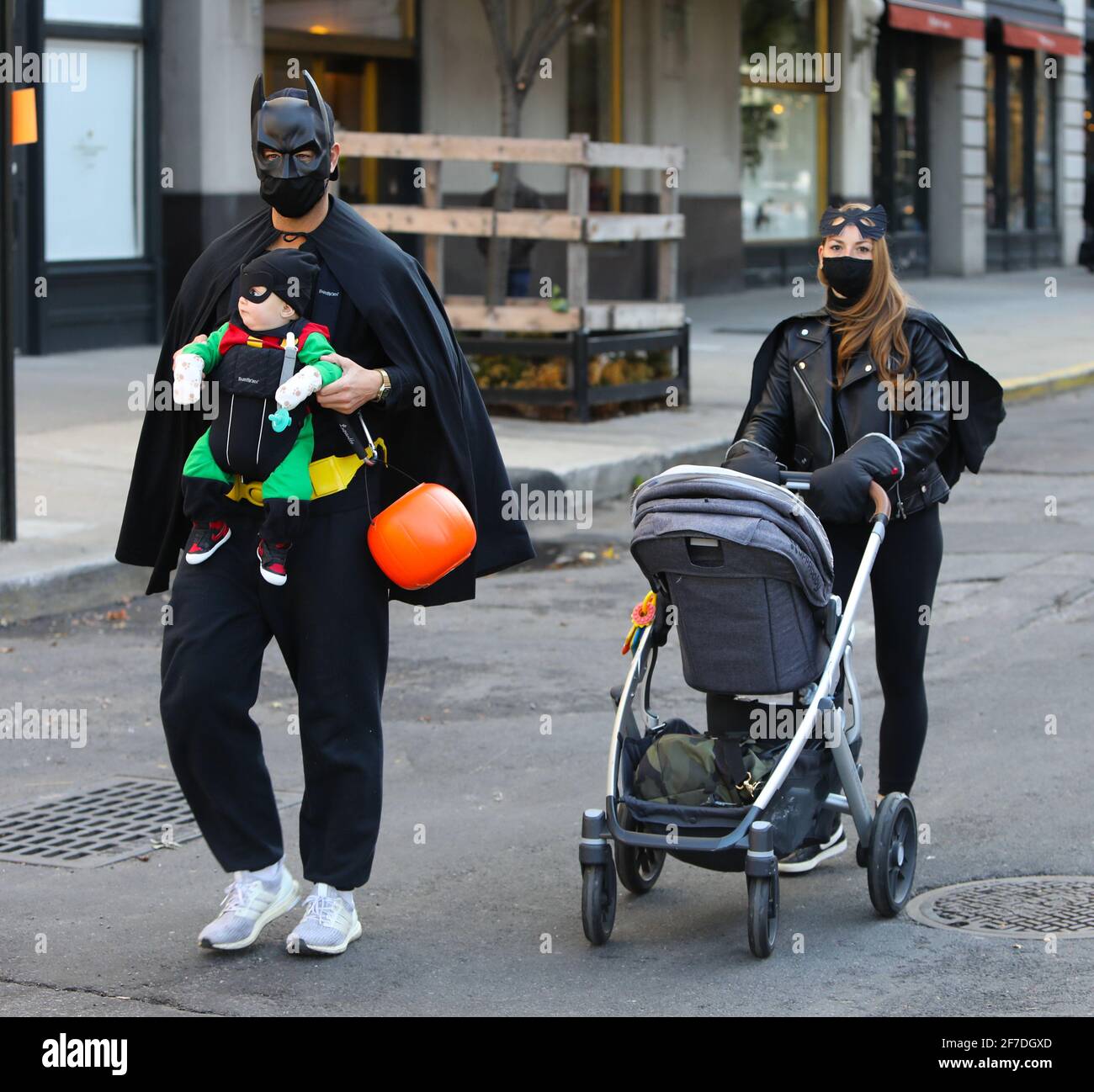 New York - NY - 20201031 - General View of New Yorkers Dressed up in ...
