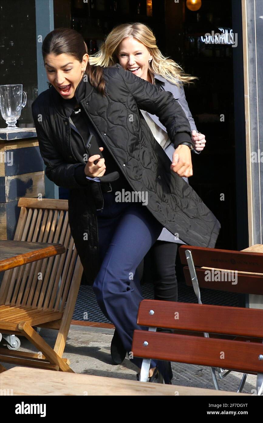 New York - NY - 20201019 Kelli Giddish and Jamie Gray Hyder pictured filming at the "Law and ...