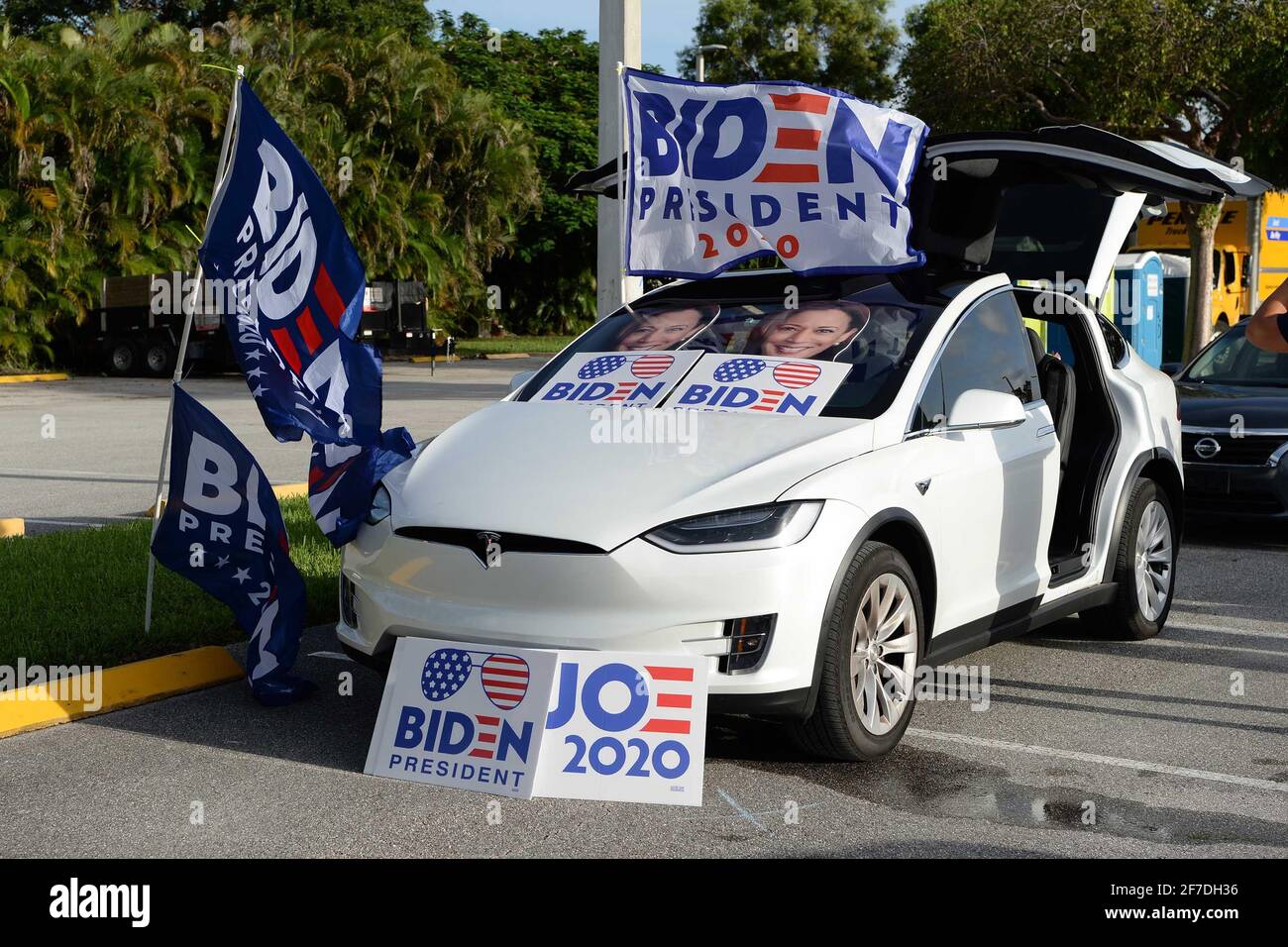 Boca Raton - FL - 20201005-Dr Jill Biden attends a Drive-In Rally ...
