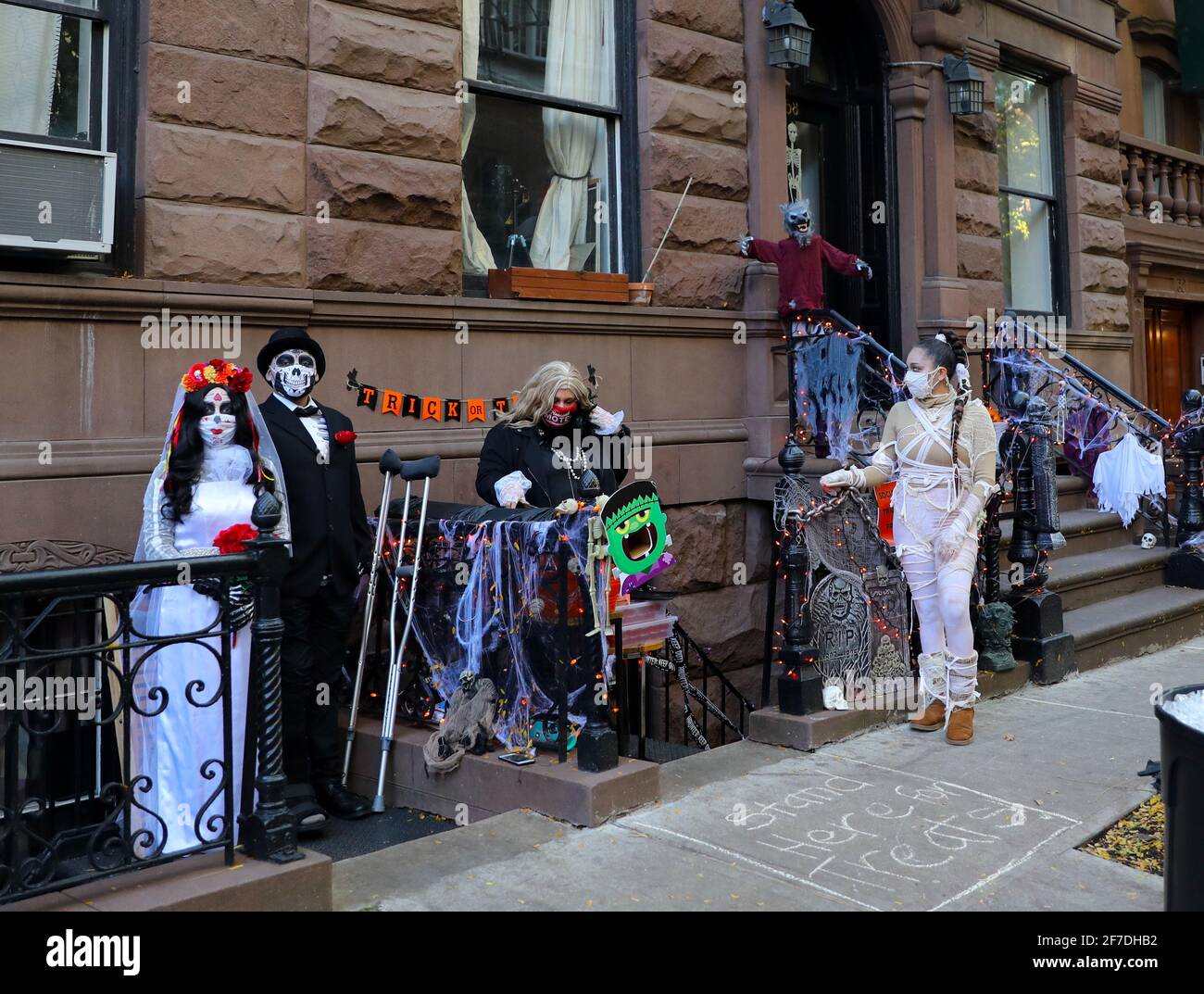 New York - NY - 20201031 - General View of New Yorkers Dressed up in ...
