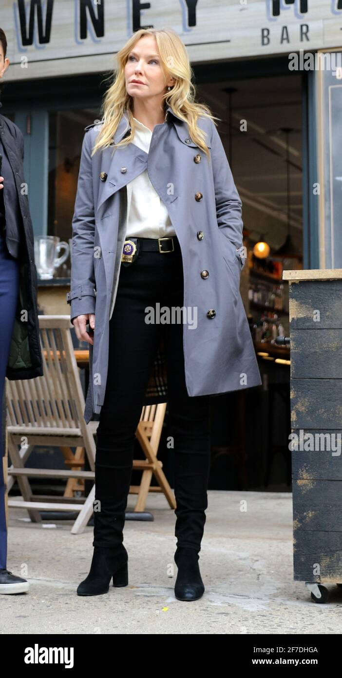 New York - NY - 20201019 Kelli Giddish and Jamie Gray Hyder pictured filming at the "Law and ...