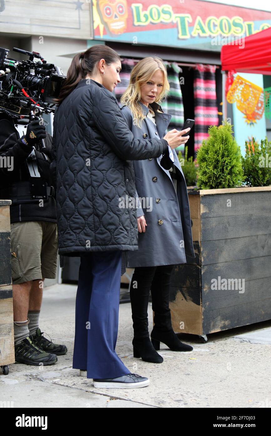 New York - NY - 20201019 Kelli Giddish and Jamie Gray Hyder pictured filming at the "Law and ...
