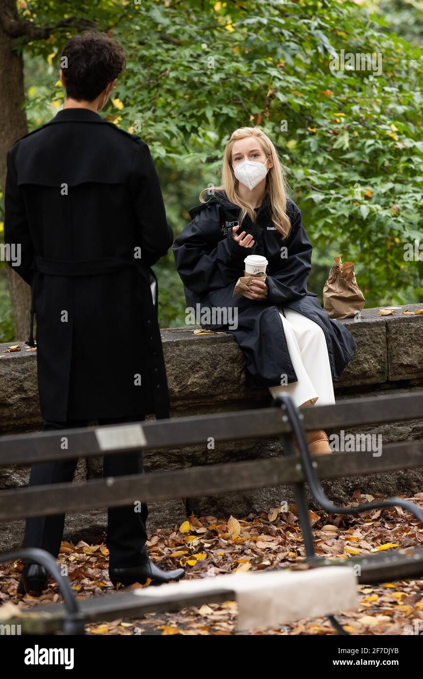 New York - NY - 20201027 - Julia Garner On Location with Netflix's ...