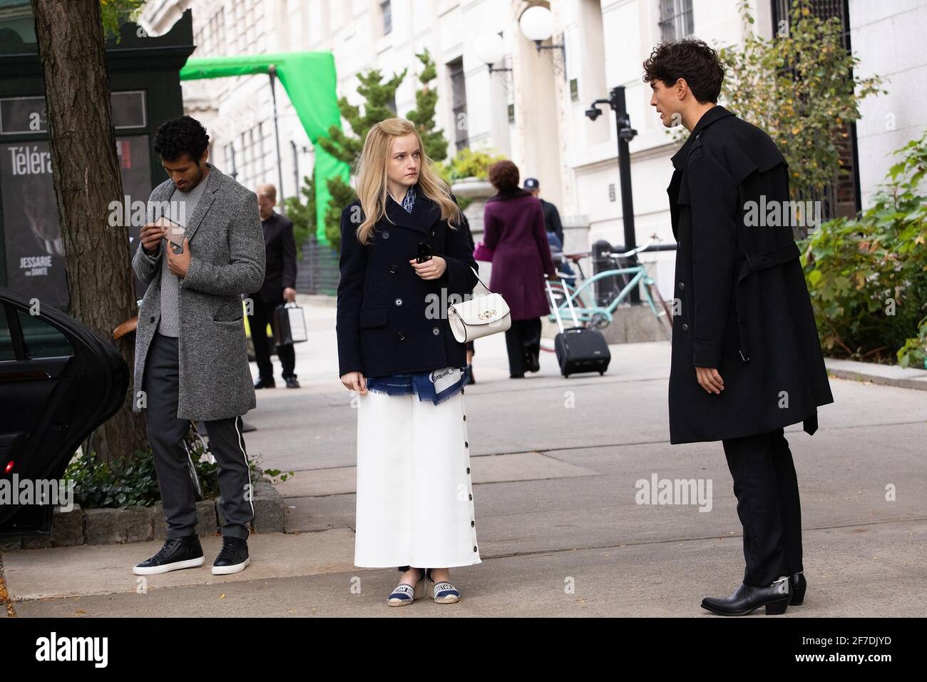 New York - NY - 20201027 - Julia Garner On Location with Netflix's ...