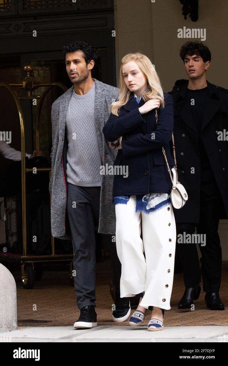 New York - NY - 20201027 - Julia Garner On Location with Netflix's ...