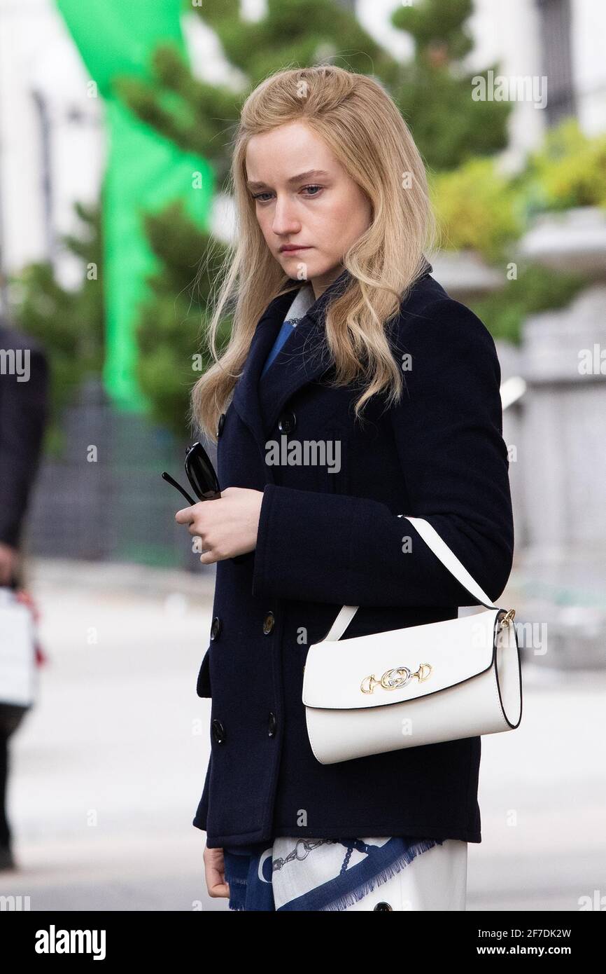 New York - NY - 20201027 - Julia Garner On Location with Netflix's ...
