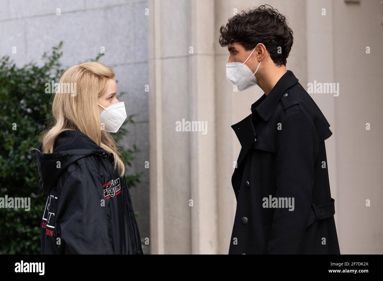 New York - NY - 20201027 - Julia Garner On Location with Netflix's ...