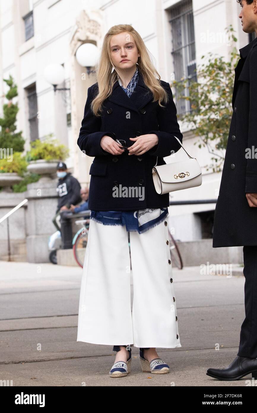 New York - NY - 20201027 - Julia Garner On Location with Netflix's ...