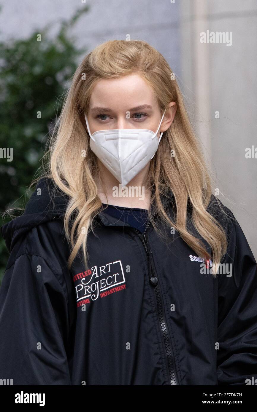 New York - NY - 20201027 - Julia Garner On Location with Netflix's ...
