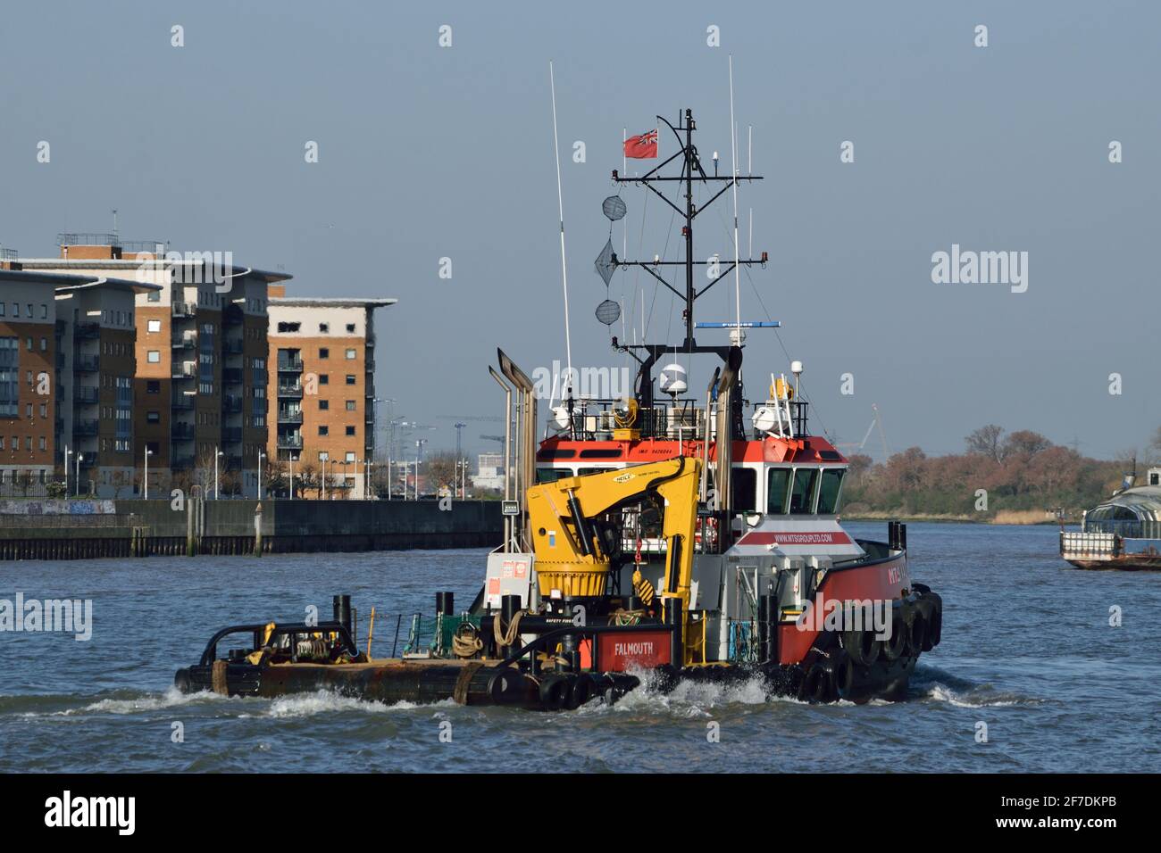 Tug MTS VALIANT heading down the River Thames in London Stock Photo - Alamy