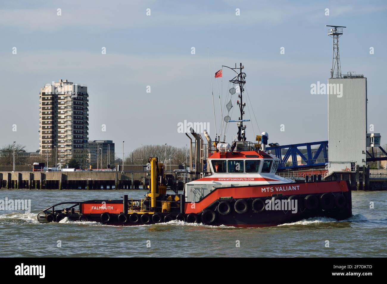 Tug MTS VALIANT heading down the River Thames in London Stock Photo - Alamy
