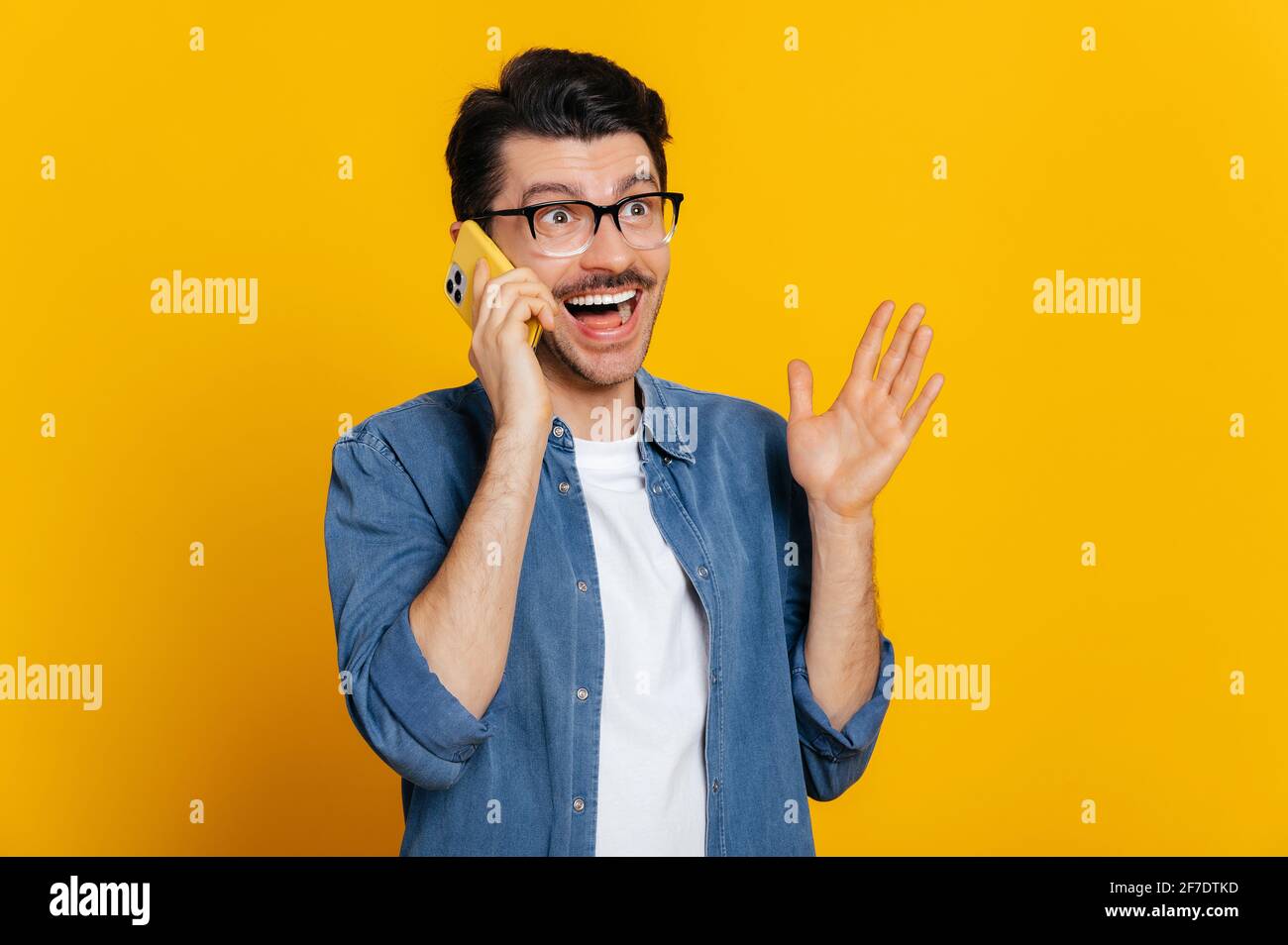 Man stands talking hi-res stock photography and images - Alamy