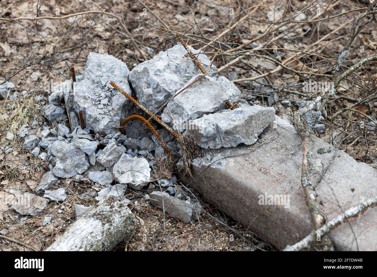 A closeup photo of concrete broken pillar with rusty rods Stock Photo ...