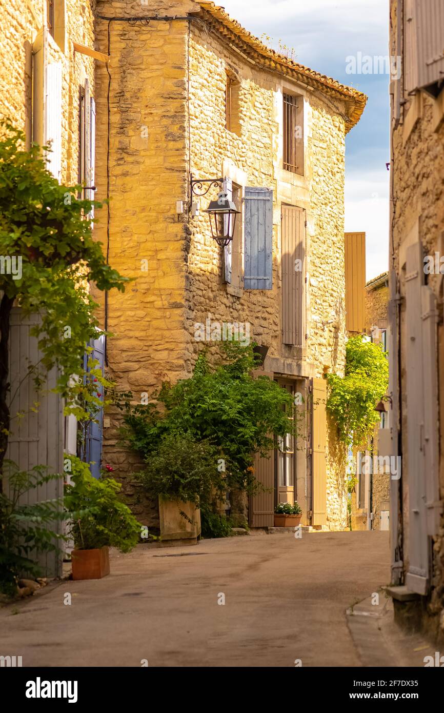 Goult in Provence, village perched on the mountain, typical street ...
