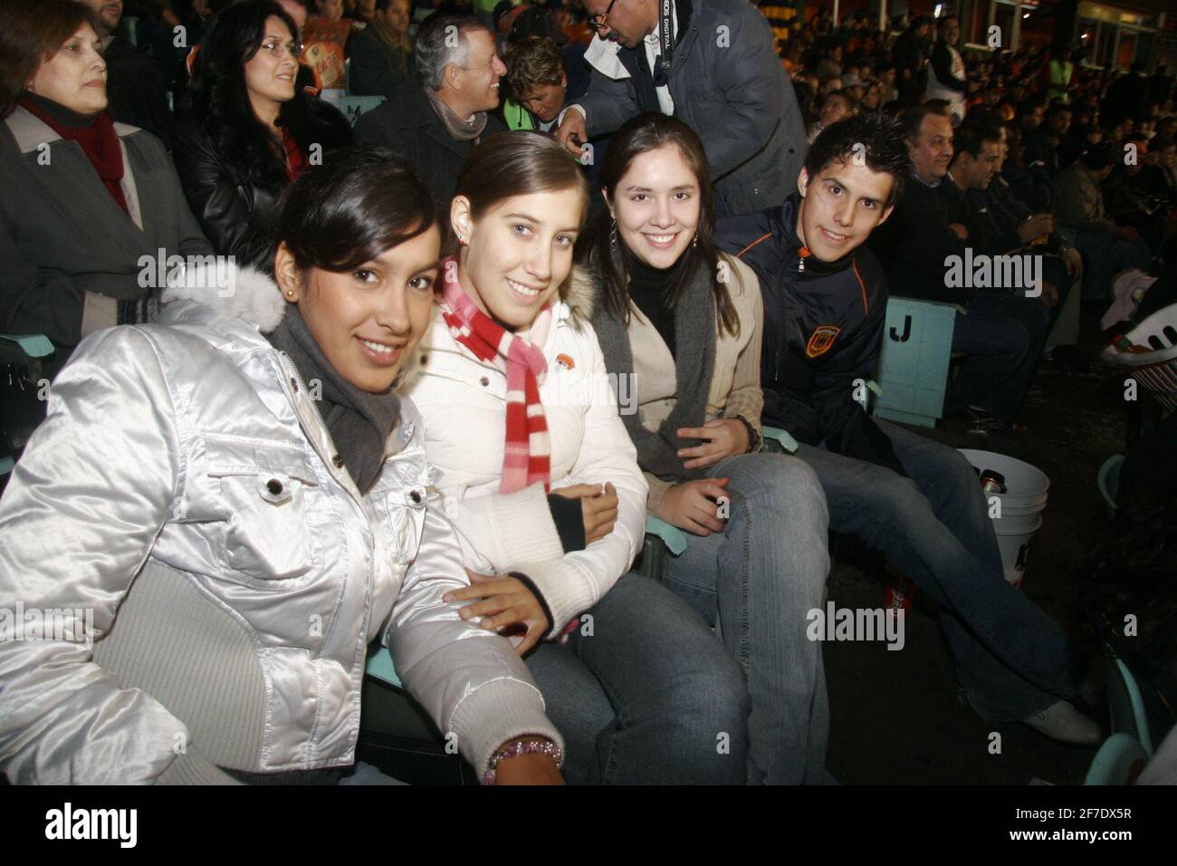 Familia feliz feliz hi-res stock photography and images - Alamy