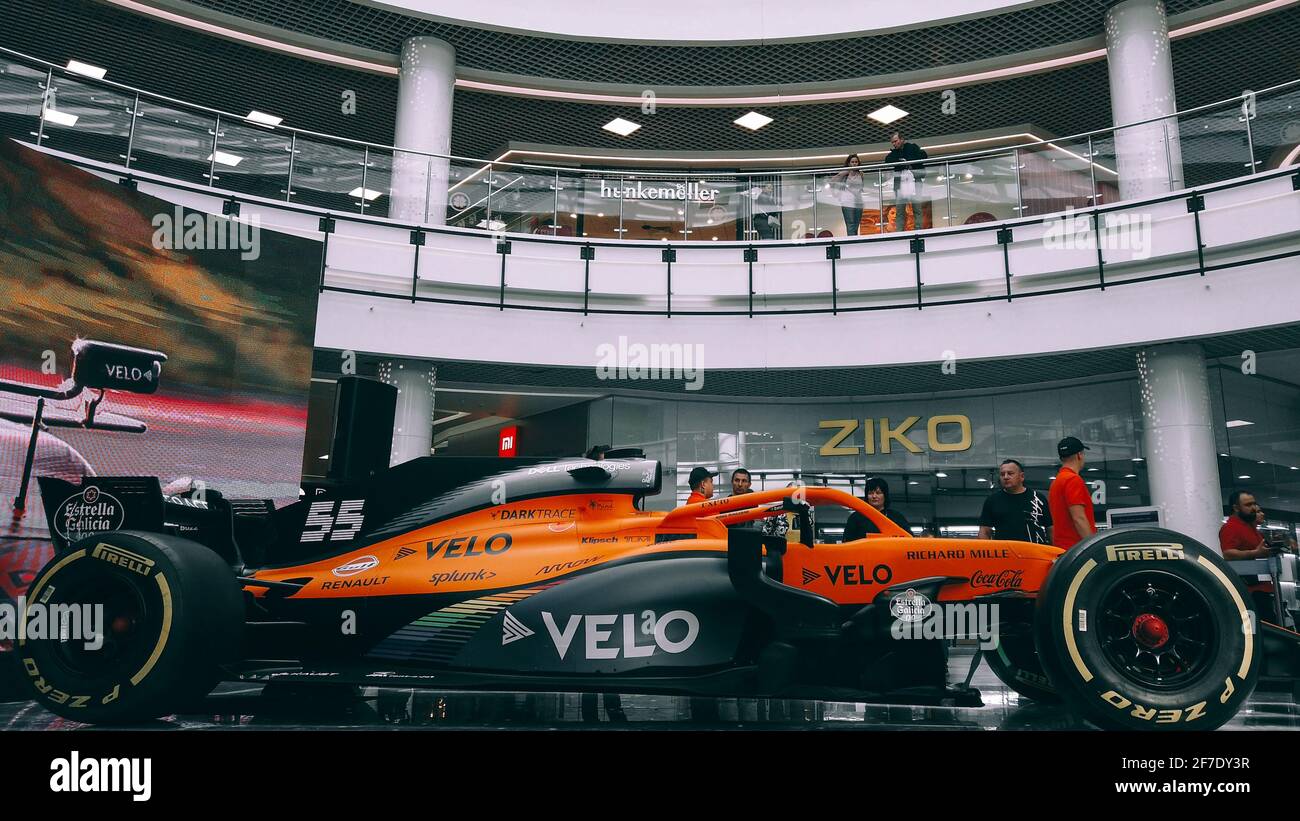 Formula 1 car side view hi-res stock photography and images - Alamy