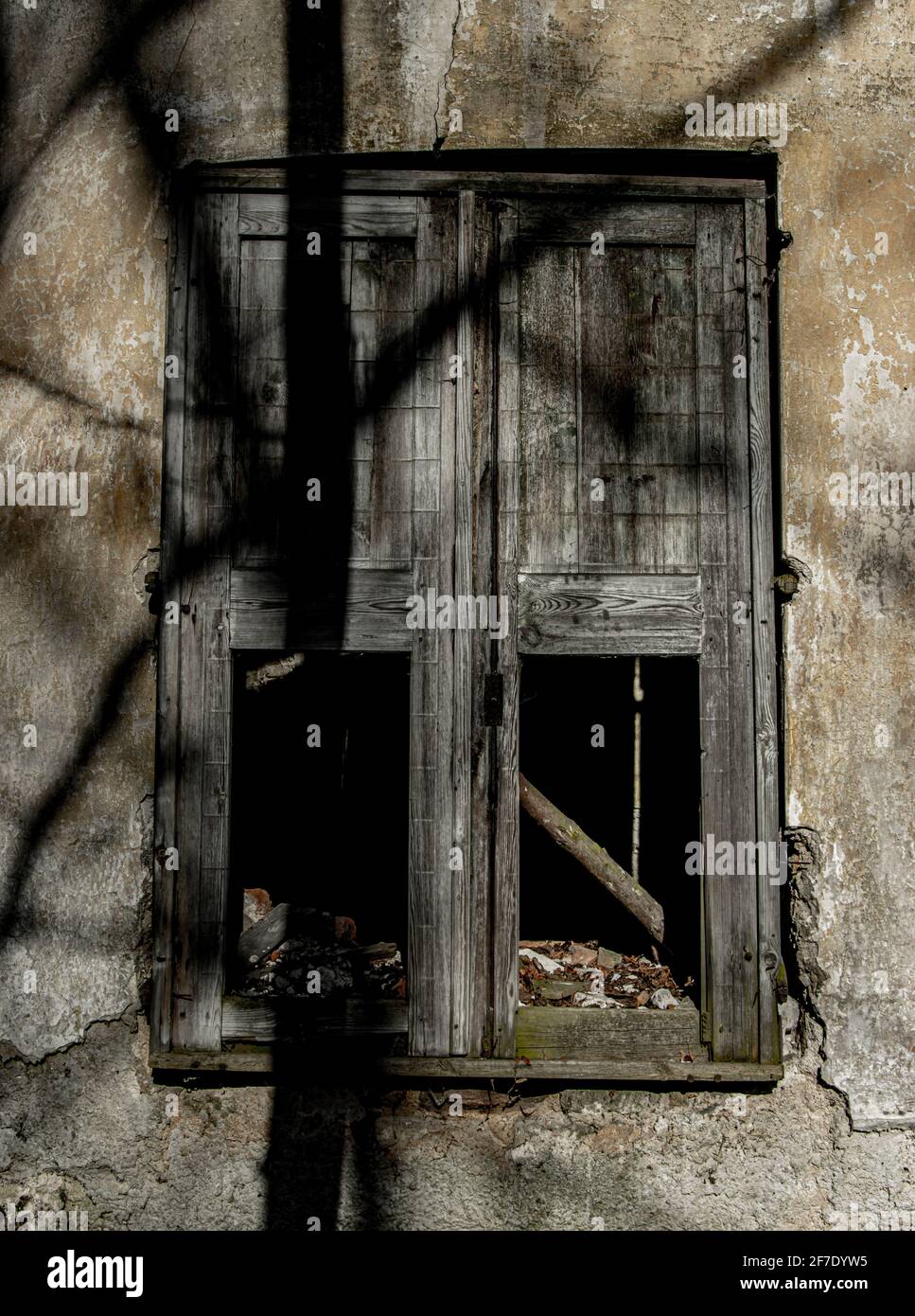 Broken shutters hi-res stock photography and images - Alamy