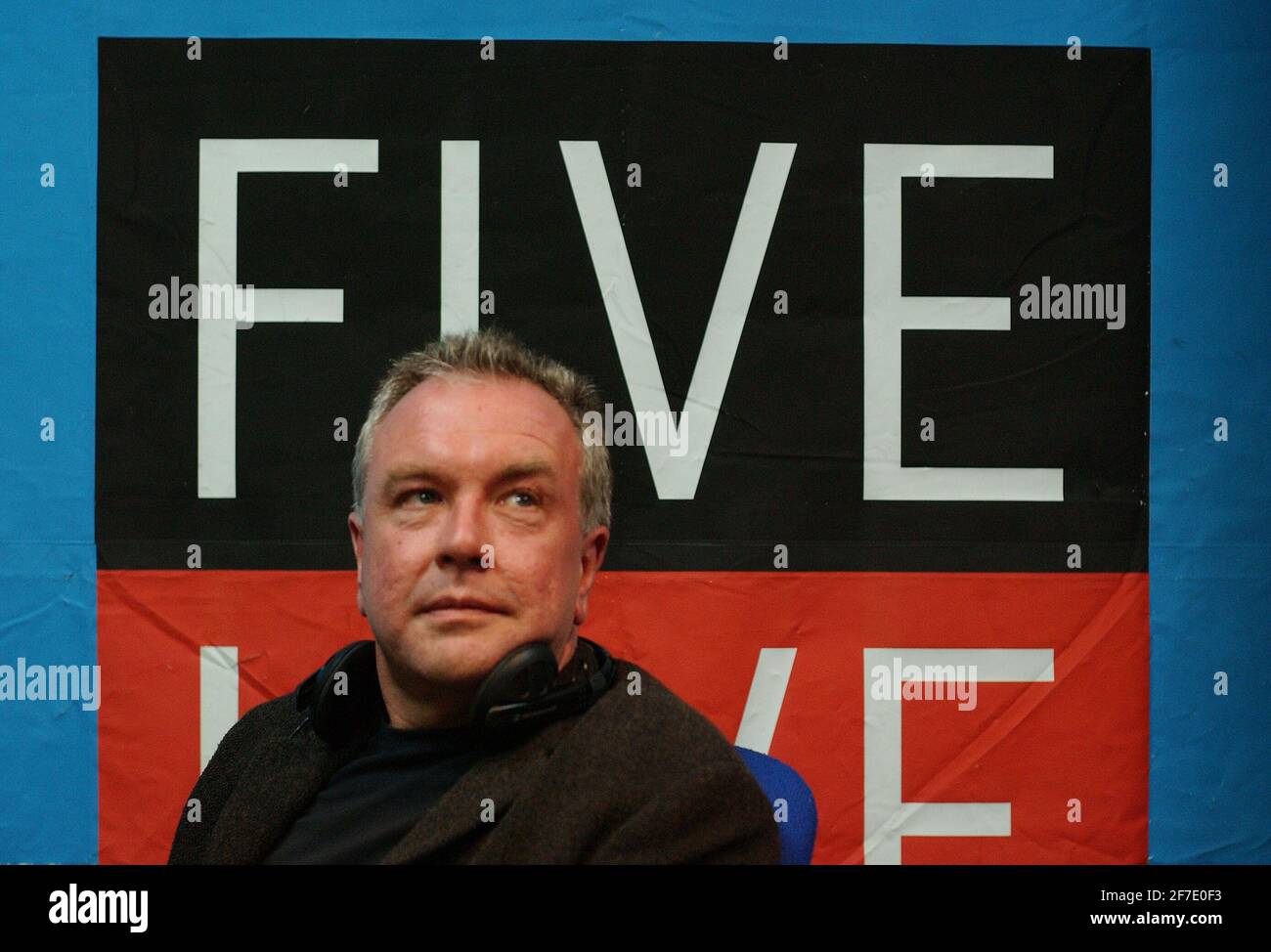 MATTHEW BANNISTER IN THE 5 LIVE STUDIO.27/10/03 PILSTON Stock Photo - Alamy