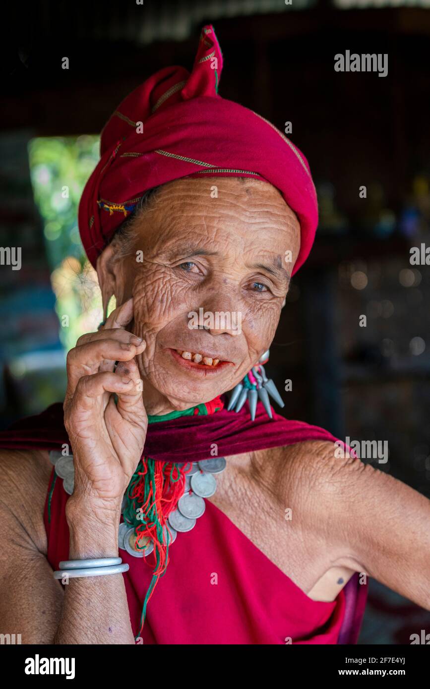 Karenni kayah tribe hi-res stock photography and images - Alamy