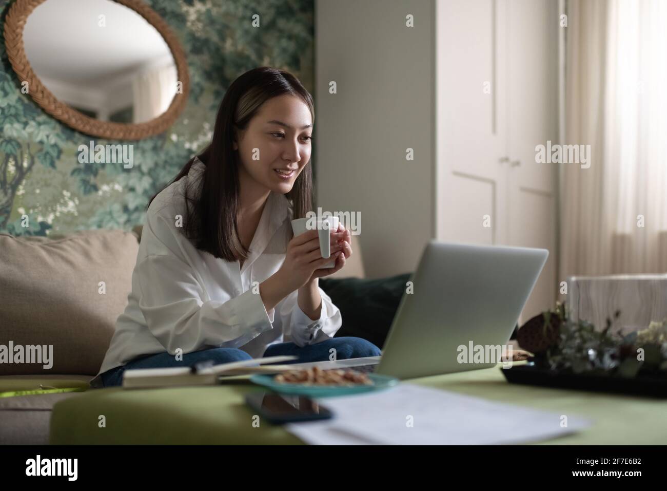 Woman talk female friend hi-res stock photography and images - Alamy