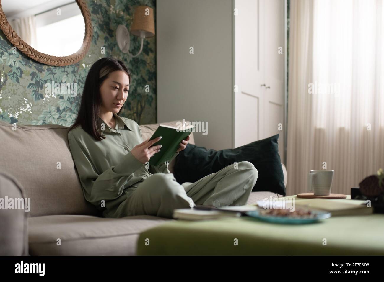 Asian woman reading book hi-res stock photography and images - Alamy