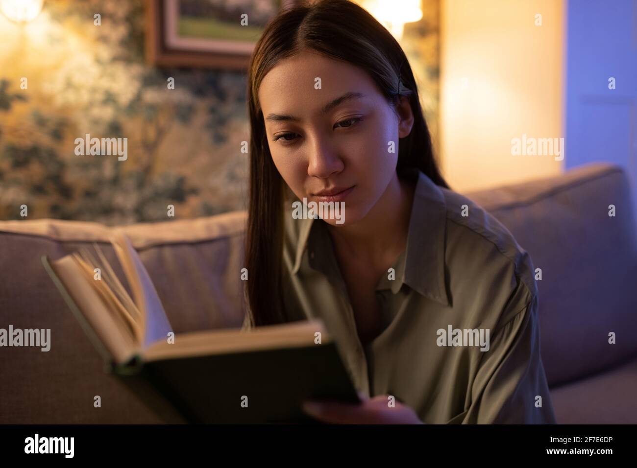 Asian woman reading book hi-res stock photography and images - Alamy