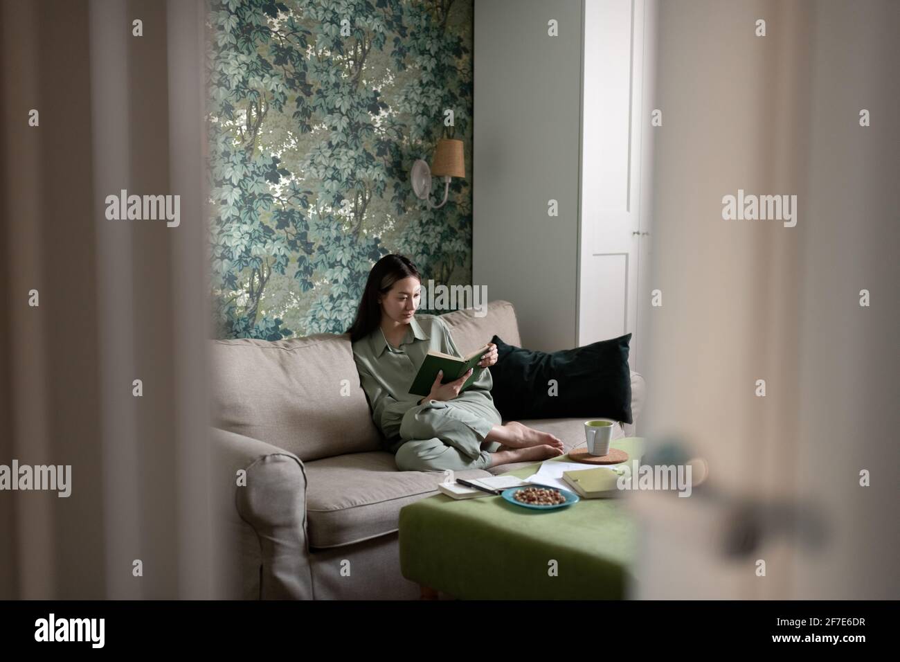 Asian woman reading book hi-res stock photography and images - Alamy