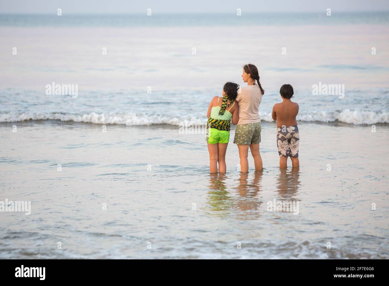 Kids from behind hi-res stock photography and images - Alamy
